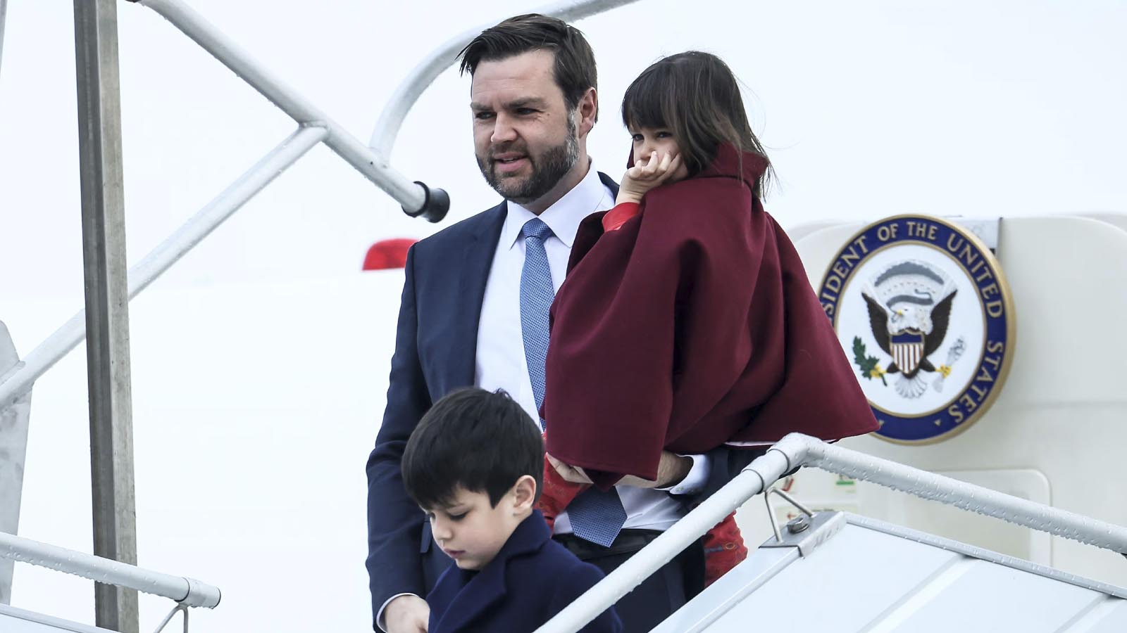 Pro-Ukraine Protesters Bully Vance’s Terrified 3-Year-Old Daughter ...