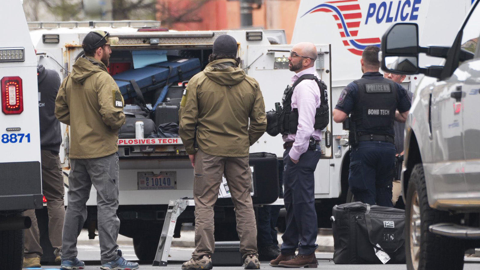 Bomb Squad Deployed At White House After ‘Suspicious Package’ Found ...
